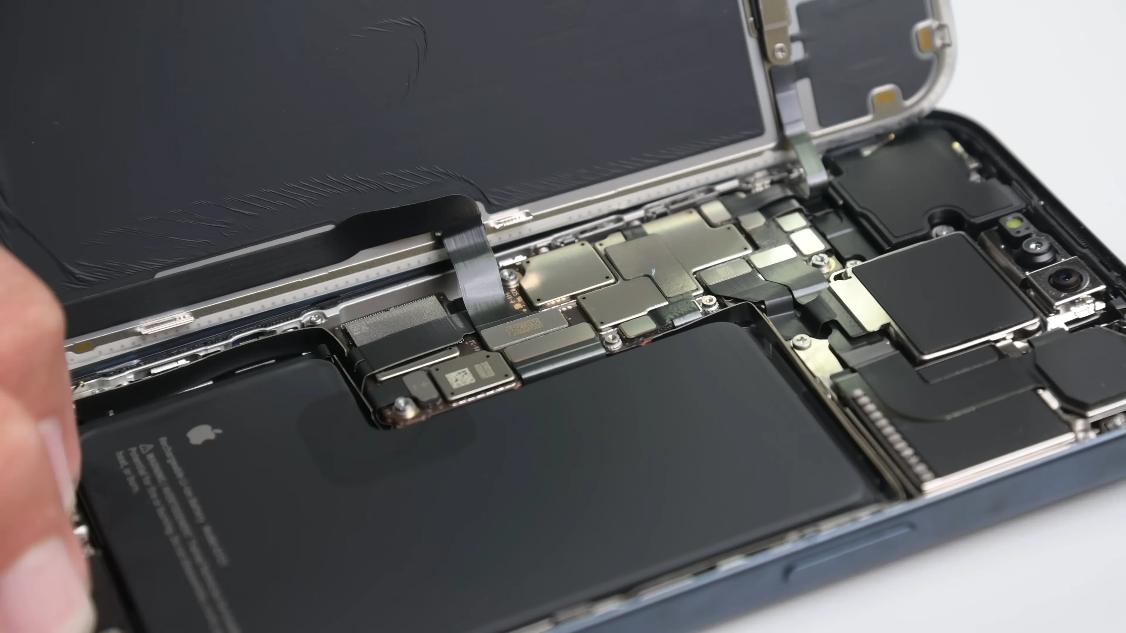 iPhone 15 Pro Max: il teardown rivela cosa è cambiato all'interno